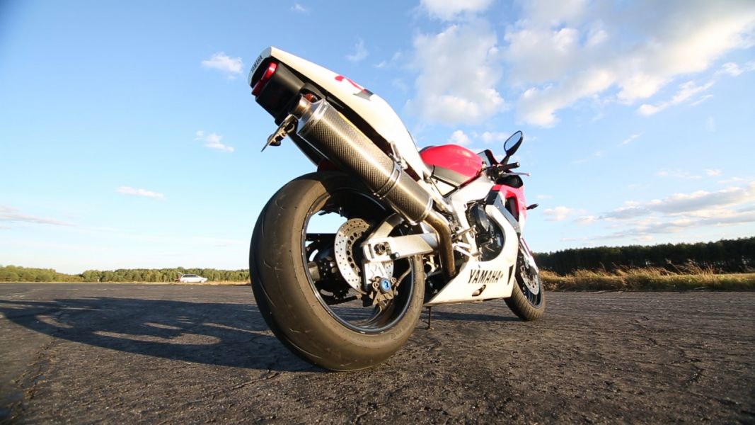 Yamaha YZF-R1 1000 RN01 (1998 - 2000) vs Ducati 750SS 748 750 Indiana ...