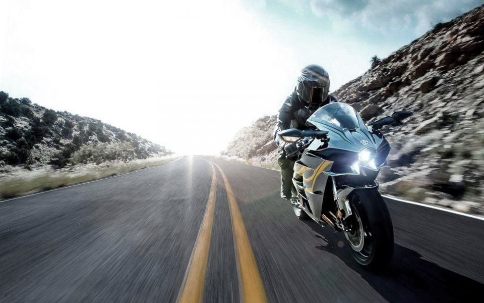 Kawasaki Ninja H2 vs KTM 690 Supermoto (2007 - 2011)
