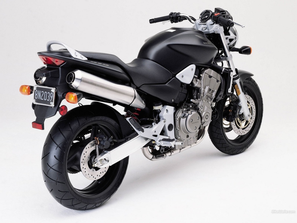 Honda CB 900 F Hornet (2002 - 2007) vs Harley-Davidson Fat Bob 114 (2018)