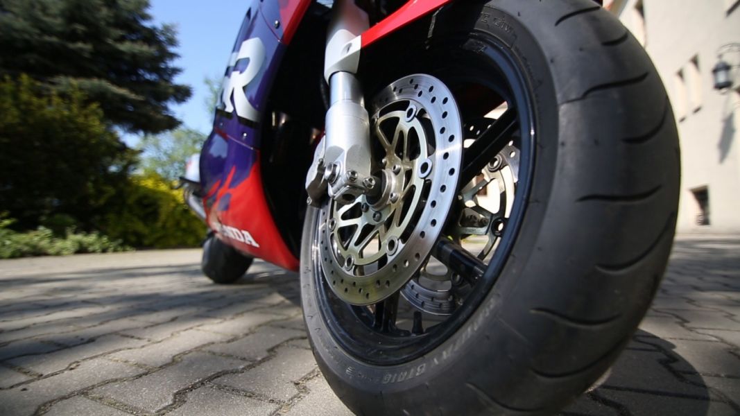 Honda CBR 900RR FireBlade SC33 (1996 - 1999) vs Ducati 916 Senna (1995)