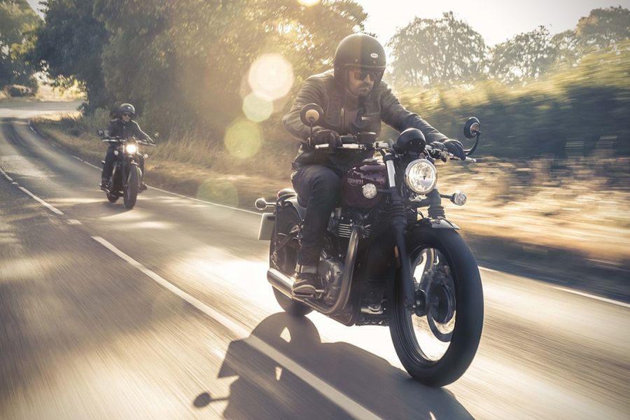 Triumph Bonneville 1200 Bobber (2017) vs Harley-Davidson Fat Bob 107 (2018)