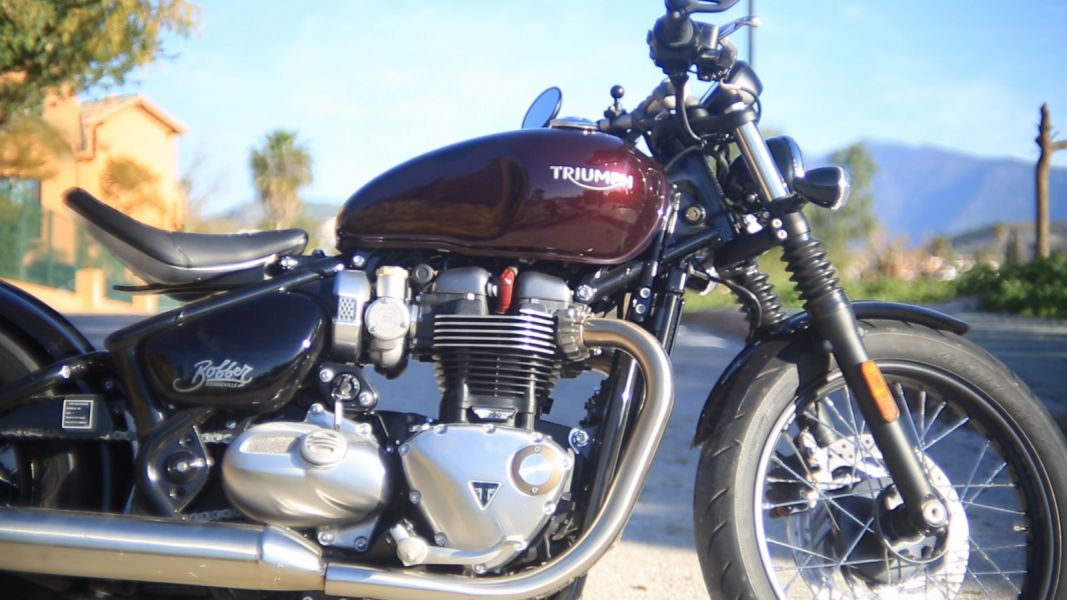 Triumph Bonneville 1200 Bobber (2017) vs Harley-Davidson Fat Bob 107 (2018)