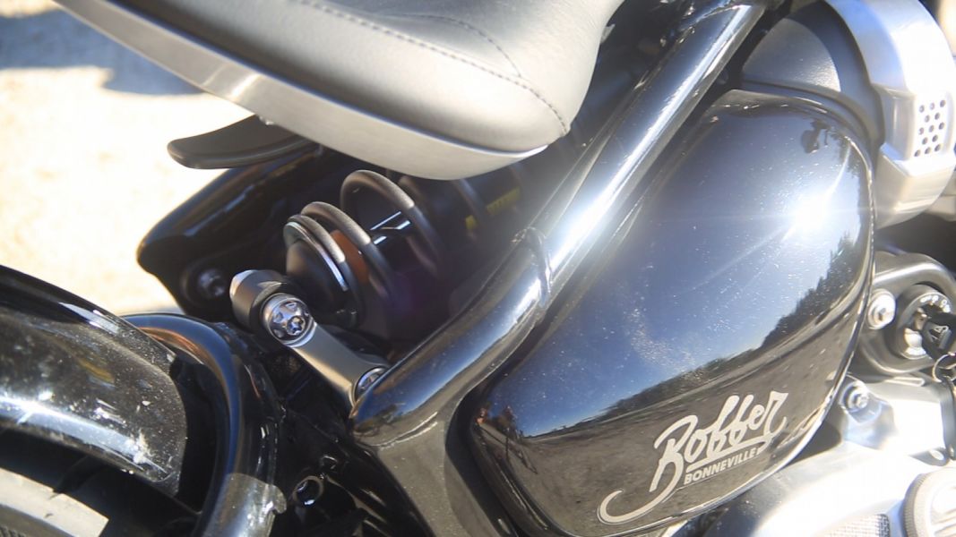 Triumph Bonneville 1200 Bobber (2017) vs Harley-Davidson Fat Bob 107 (2018)