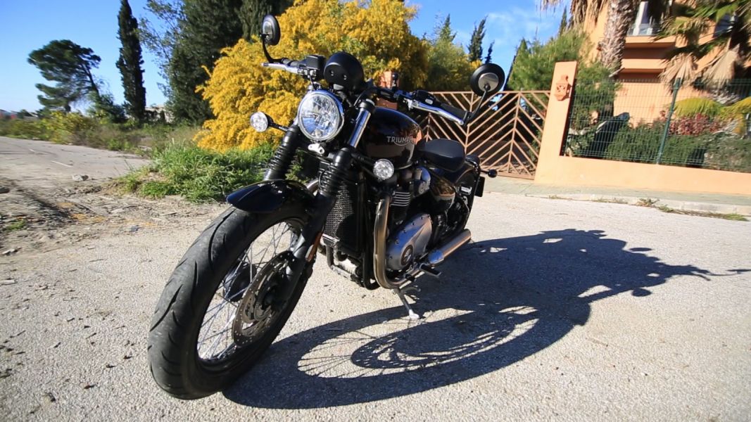 Triumph Bonneville 1200 Bobber (2017) vs Harley-Davidson Fat Bob 107 (2018)