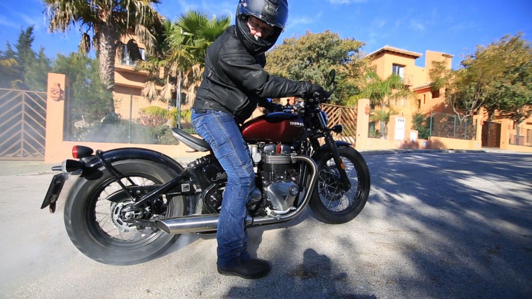 Triumph Bonneville 1200 Bobber (2017) vs Harley-Davidson Fat Bob 107 (2018)
