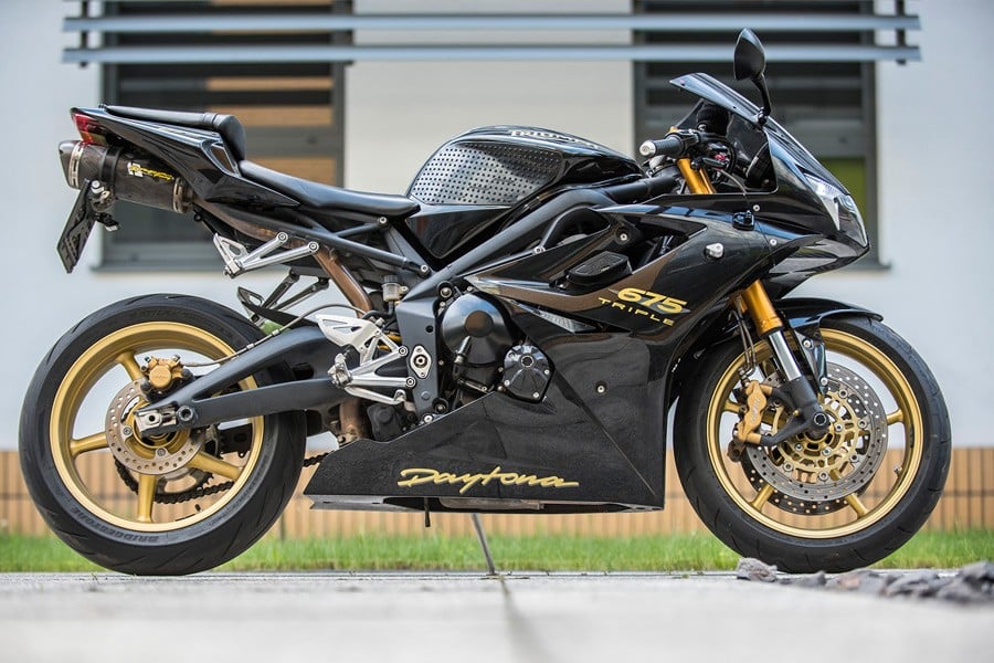 Honda CBR 900RR FireBlade SC33 (1996 - 1999) vs Triumph Daytona 675 ...