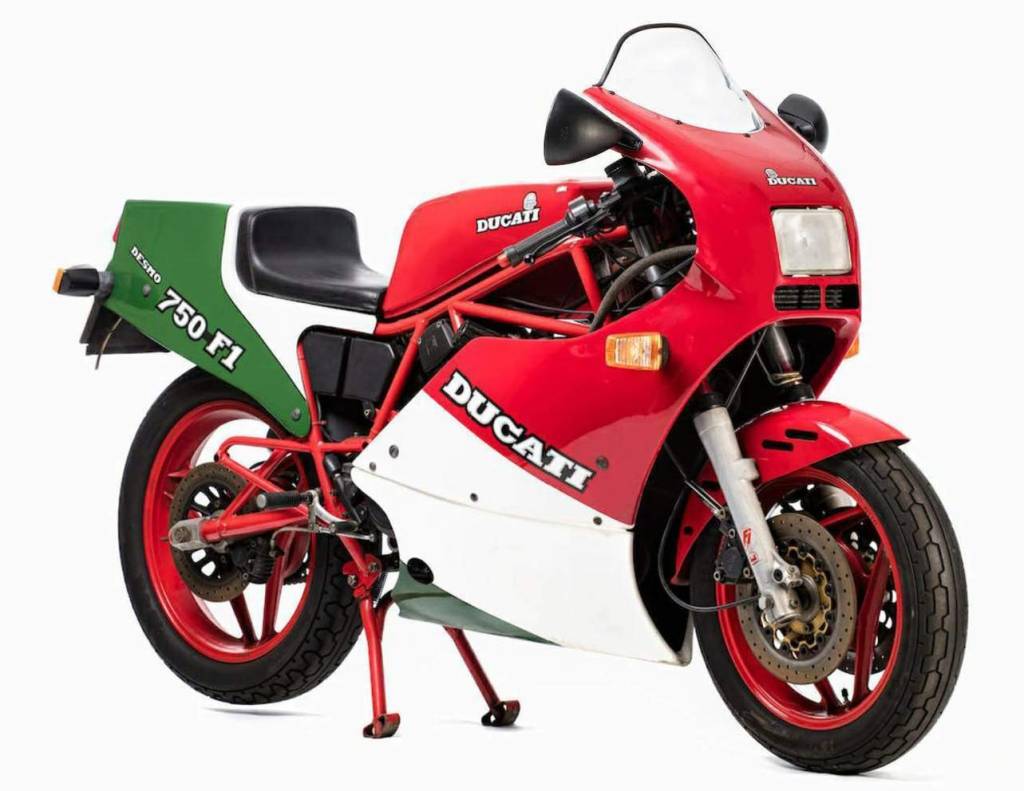 Yamaha YZF-R1 1000 RN01 (1998 - 2000) vs Ducati 750SS 748 750 F1 Desmo ...