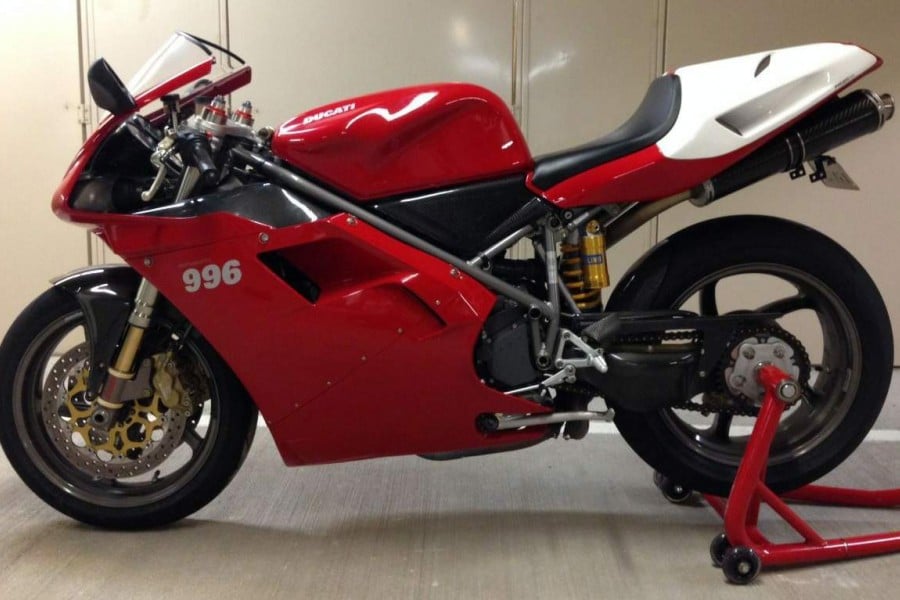 Honda CBR 900RR FireBlade SC33 (1996 - 1999) vs Ducati 996 Monposto (1999)